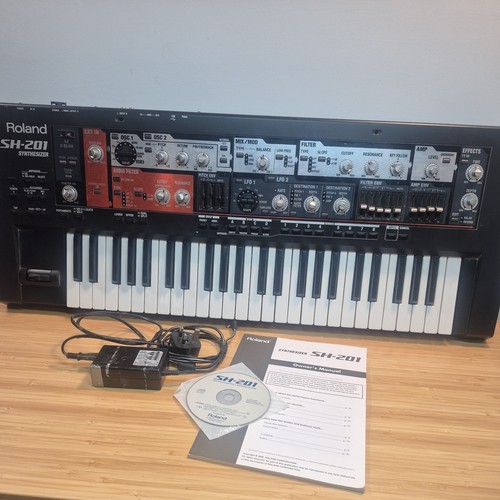 Roland SH-201 Synthesiser synth, tested and working. READ DESCRIPTION ...