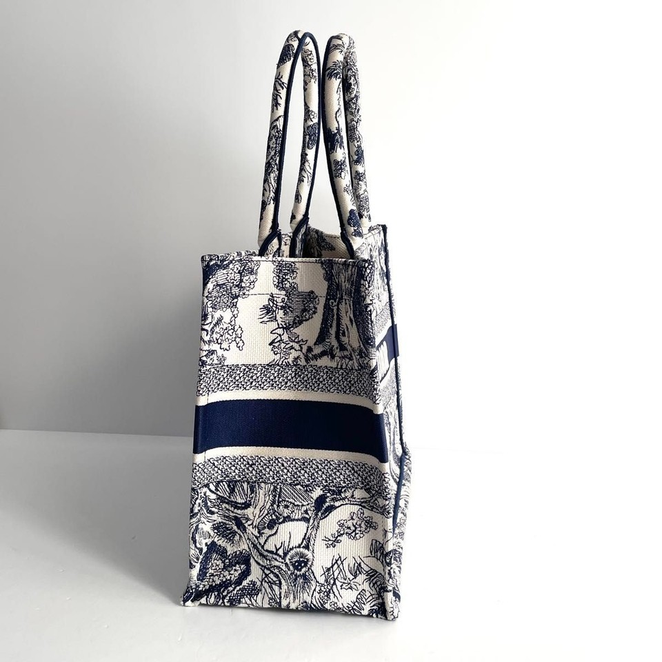 Dior Book Tote in tela ricamata bianca media blu navy usata dal ...