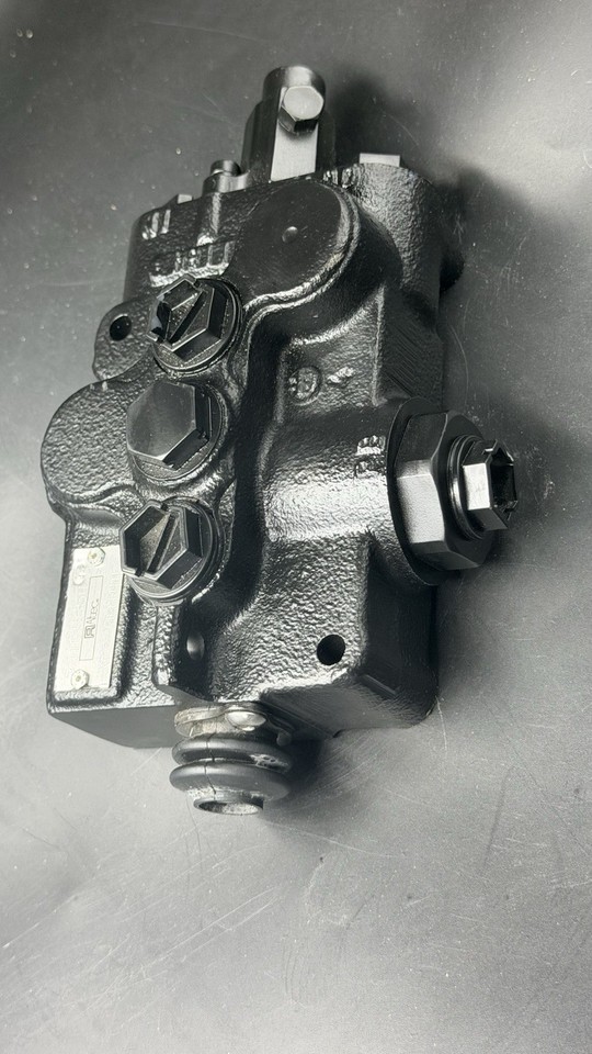 Parker Altec Hydraulic Control Valve Pilot Operated, 4-Spool Hydraulic ...