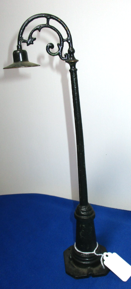 PREWAR LIONEL/AMERICAN FLYER LAMP POSTS WITH CAST IRON BASE STANDARD ...