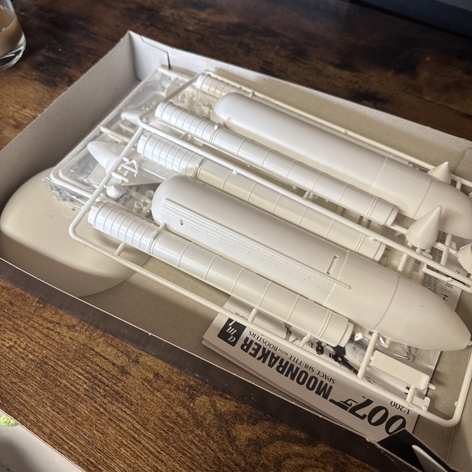 AMT James Bond 007 Moonraker Space Shuttle Booster 1:200 Model Kit 1208 ...