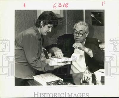 1986 Press Photo Deb Buras offers Joe Yenni a cookie at Thomas Donelon ...