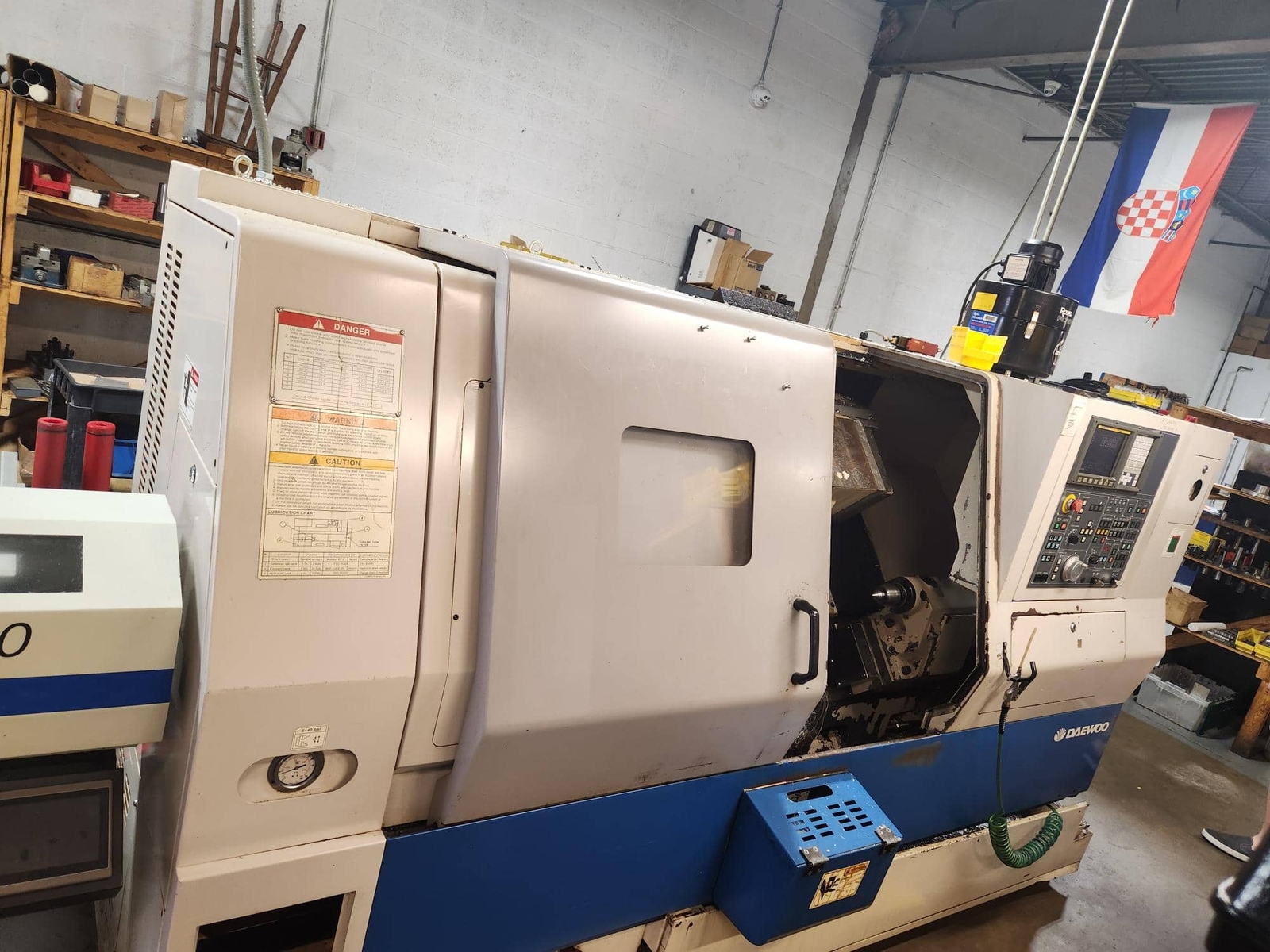 Doosan Puma 240B CNC Lathe, 2005 - Bar Feeder, Tailstock, Parts Catcher ...