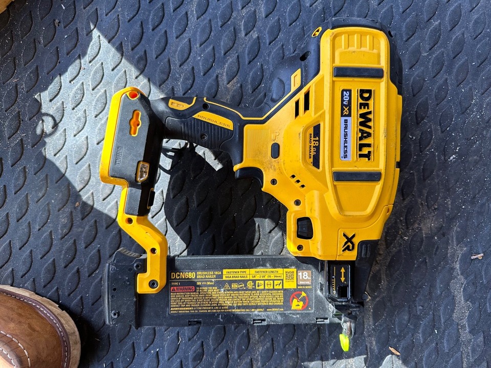 Dewalt DCN680 20V 18ga Brad Nailer | eBay