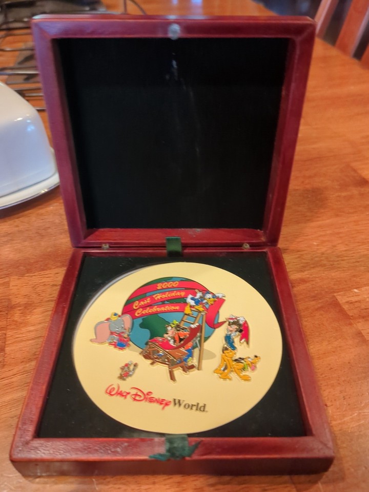 Walt Disney World 2000 Cast Holiday Celebration 5 Pin Boxed Set Cast ...