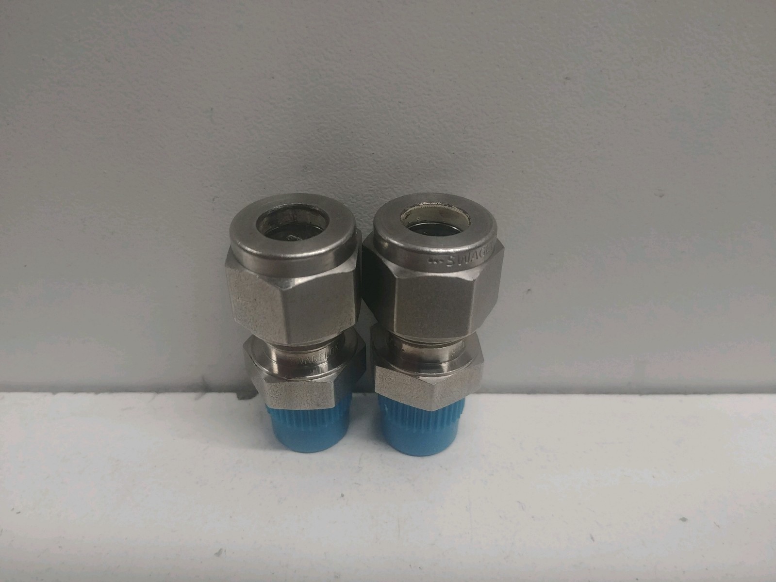 LOT OF (2) OLD STOCK SWAGELOK 8MM TUBE OD /8" MNPT ADAPTERS SS-8M0-1 ...