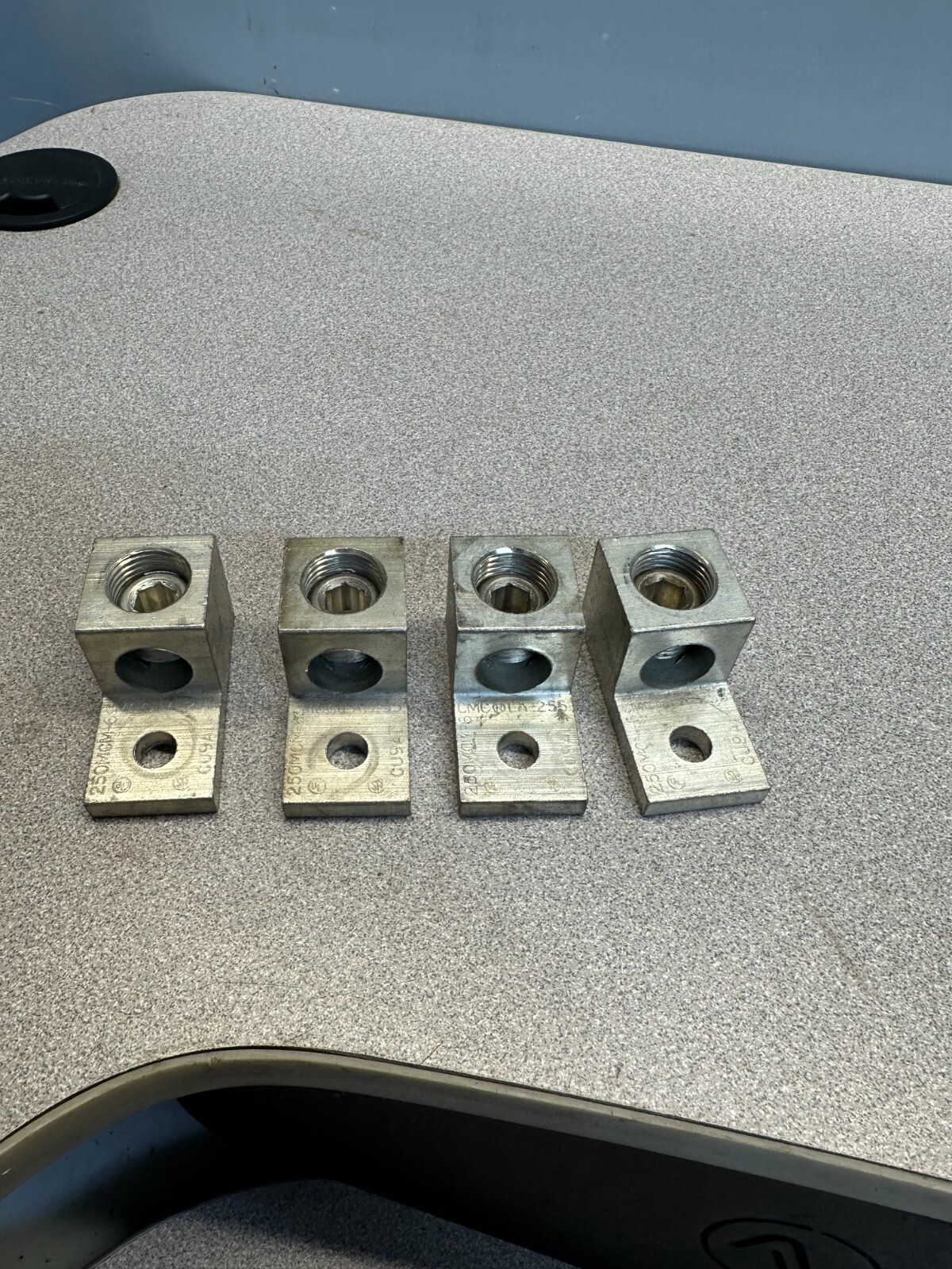 CMC LA-255, 250MCM-6 Aluminum Mechanical Lug, CU 9 AL. (LOT OF 4)NEW ...
