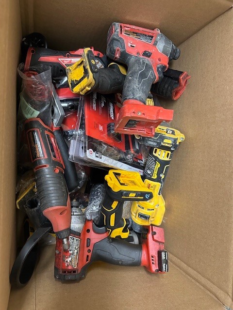 DEFECTIVE BATTERY BUNDLE FOR POWER TOOLS. (DEWALT MILWAUKEE, PORTOR ...