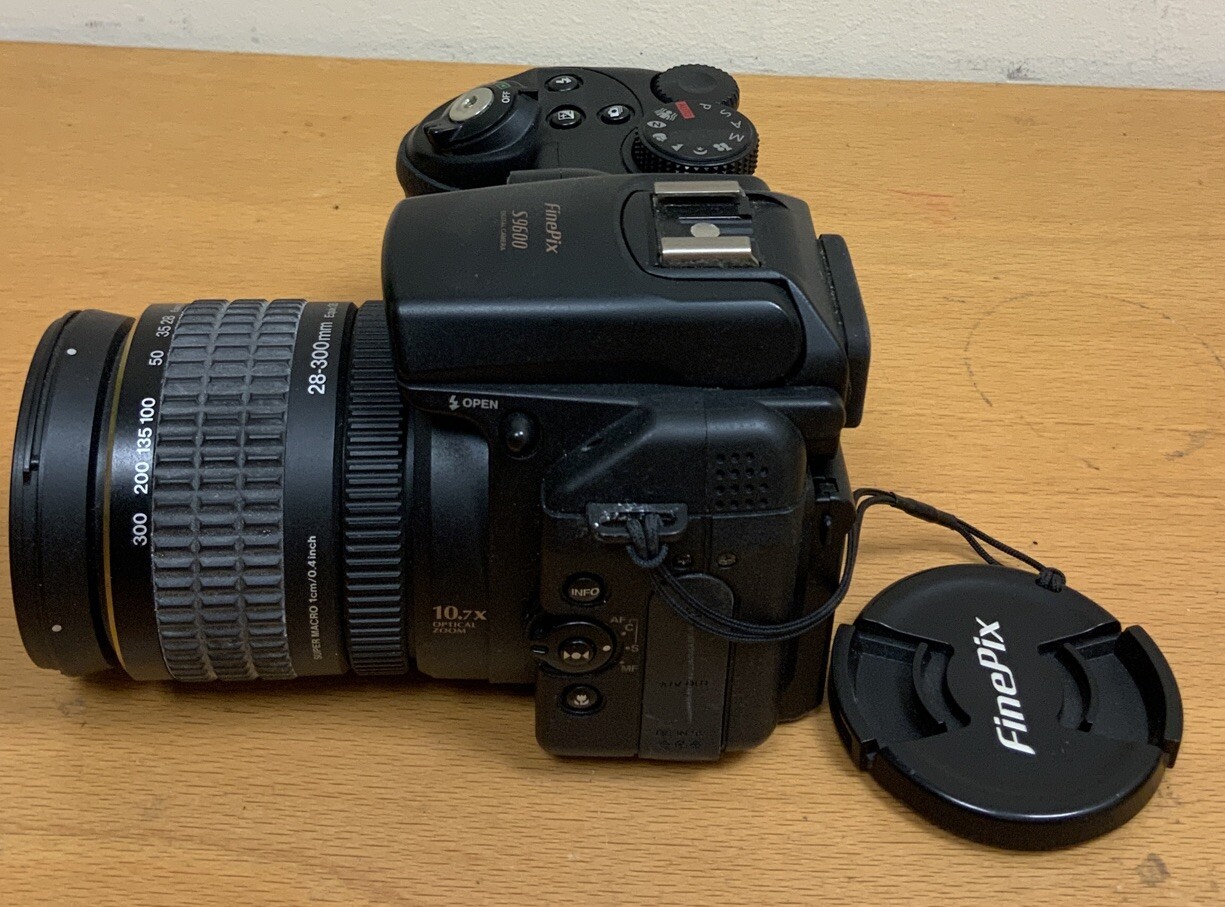 Fujifilm FinePix S Series S9600 Zoom 9.0MP Digital Camera - Black (Kit ...
