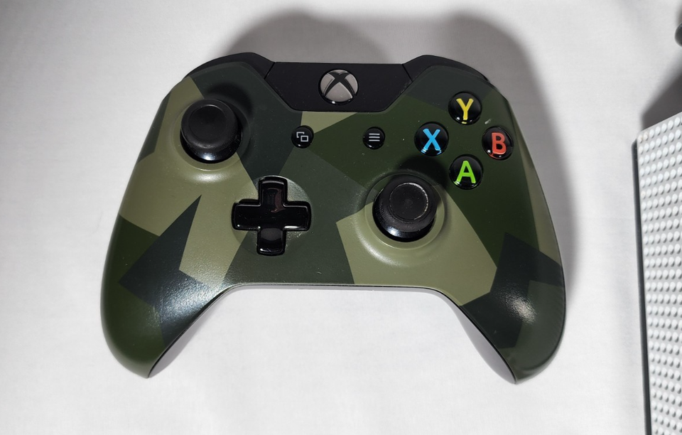 Xbox One S 1TB Bundle – 3 Controllers + Turtle Beach Stealth 600 Gen2 ...