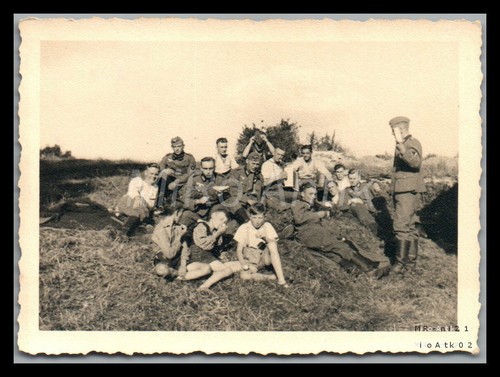 Foto, WK2, Ernteeinsatz, Soldaten und Pimpfe genießen den Feierabend ...
