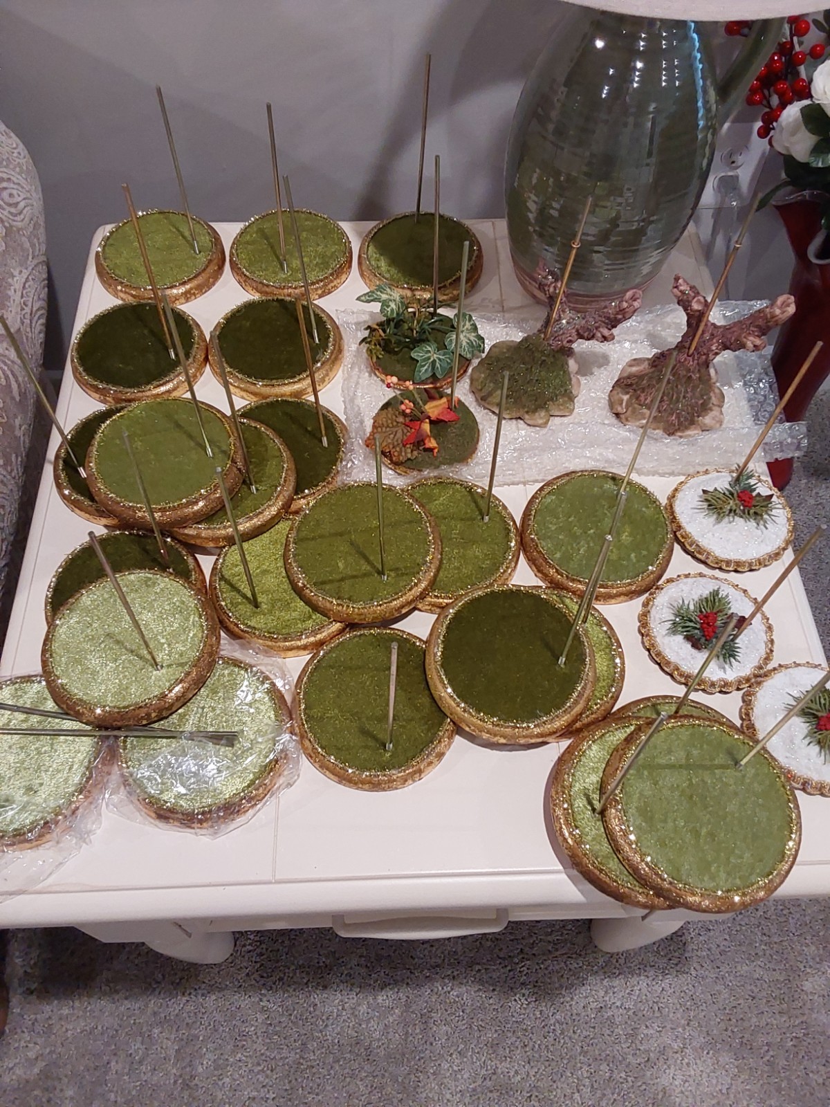 Mark Roberts Snow & Holly Stands-Fits Small Elves and Fairies | eBay