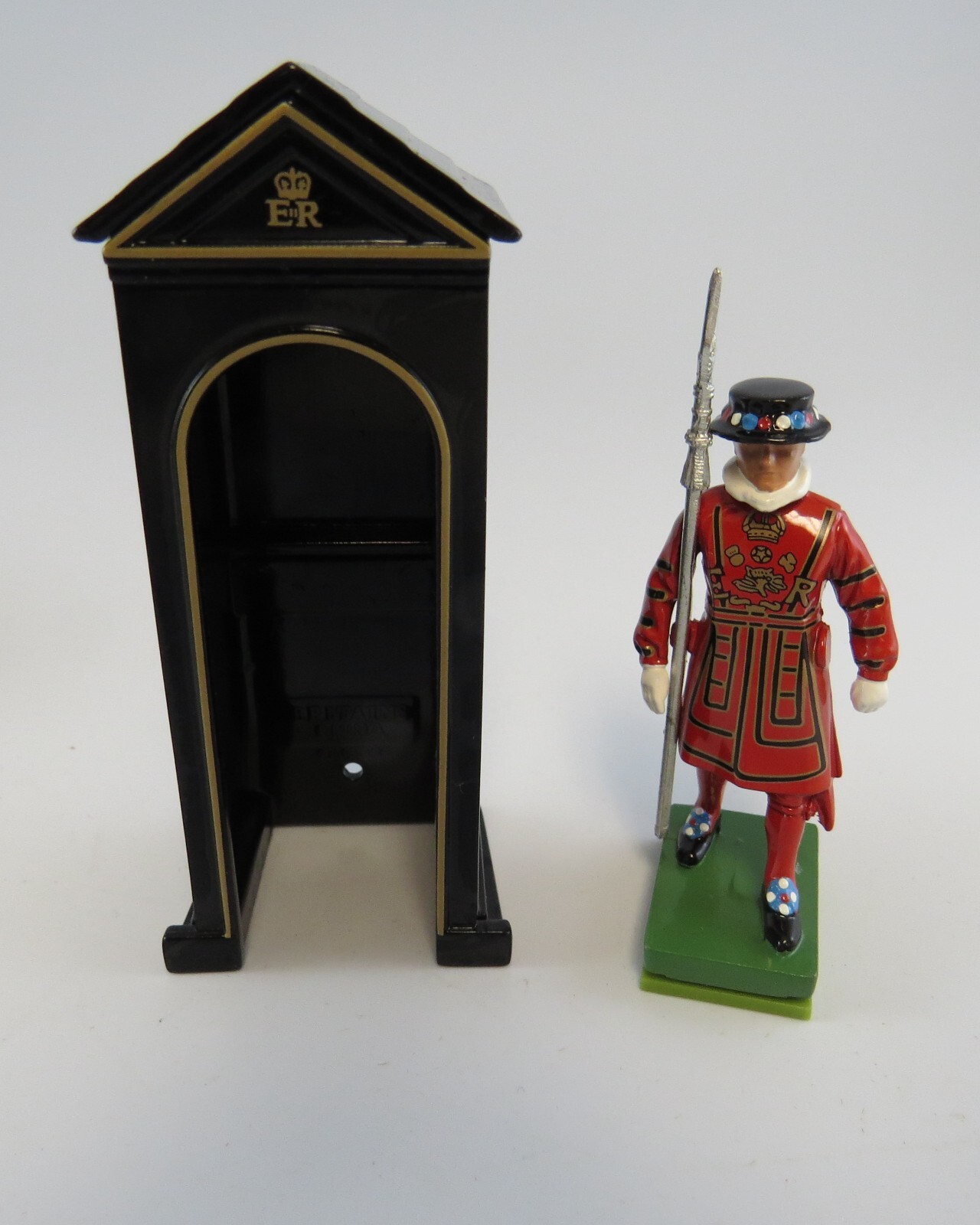 W Britain Ceremonial Collection Toy Soldiers SENTRY BOX & BEEFEATER ...