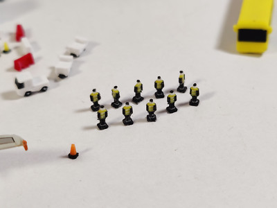 40x Yellow AIRPORT GROUND CREW/People Aircraft GSE Models 1:400 Scale ...