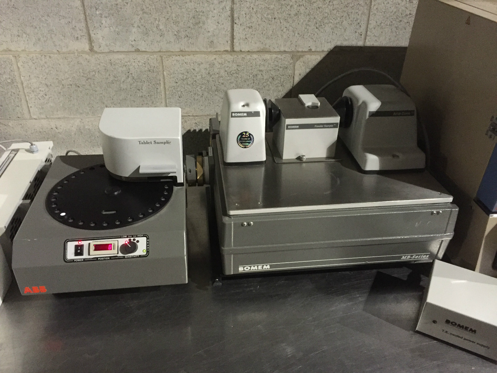 ABB BOMEM MODEL MB160PH IR SPECTROMETER WITH MODEL SKG5300G TABLET ...