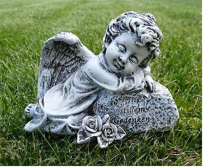 °Grabschmuck / Engel auf Stein mit Rosen *In stillem Gedenken* grau ...