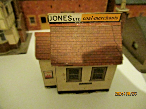 9 X OO GAUGE BUILDINGS FOR SCENERY, STATION & SURROUNDS,5 PLASTIC, 4 ...