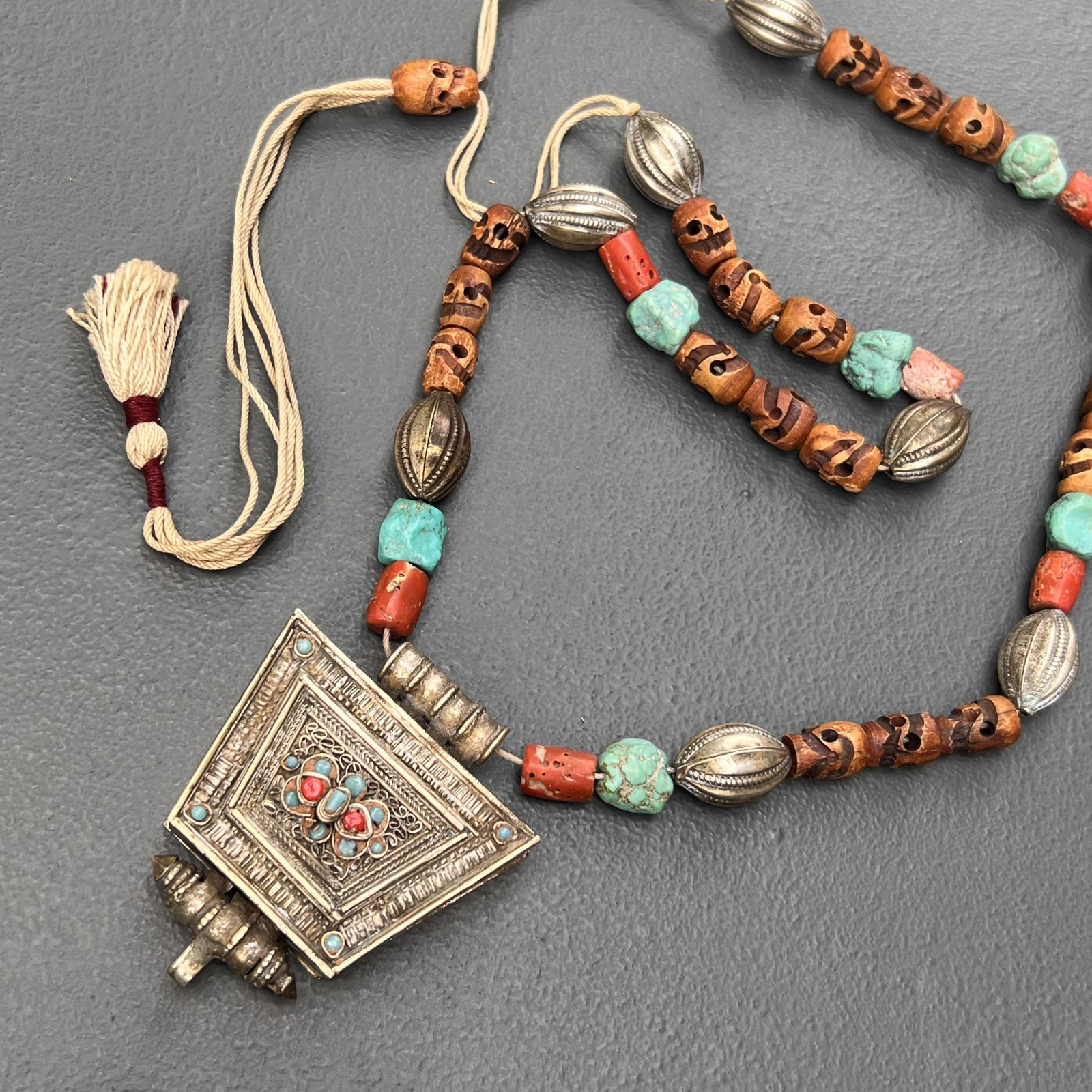 Antique Tibetan Gau . Tibetan Ghau Box . Silver . Cor… - Gem