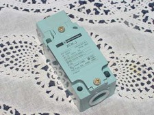 Telemecanique ZCK-J404H7 240V 3A Limit Switch C/W Roller Lever Head for ...