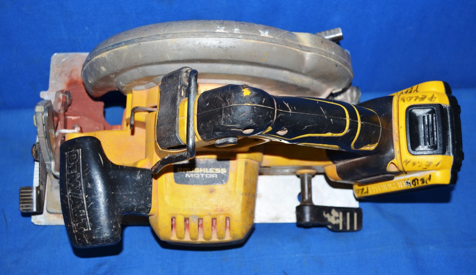 DEWALT DCS570 7-1/4 inch 20V Brushless Circular Saw With battery 2 Ah ...