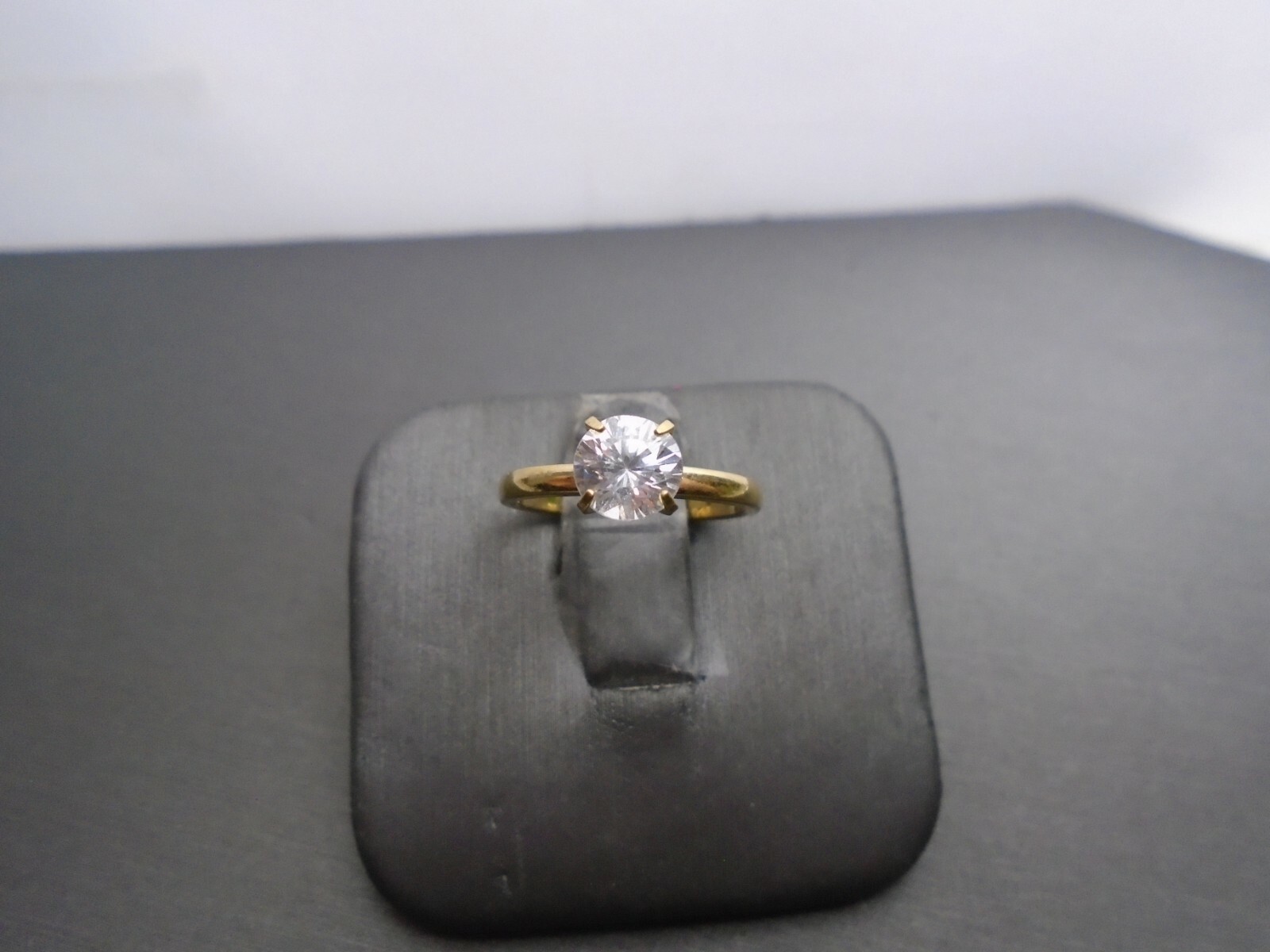 LIND STAMPED 14KT HGE LIND RING WITH CLEAR STONE SIZE… - Gem