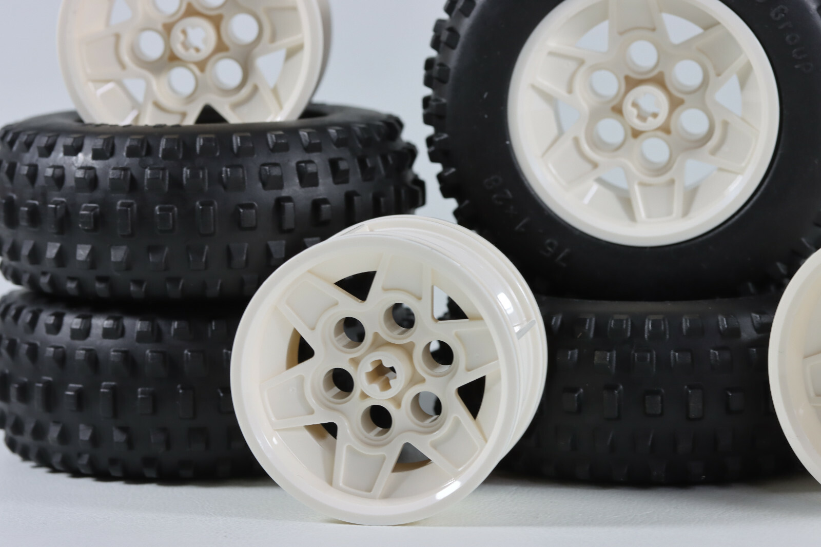 LEGO® Technic™ Black Tire 75.1 x 28 Spiky Tread & 4 Wheels ID 69909 ...