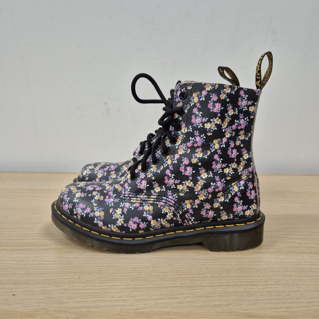 Stivali Dr Martens 1460 Pascal Little Flowers floreali neri in morbida pelle taglia UK 5