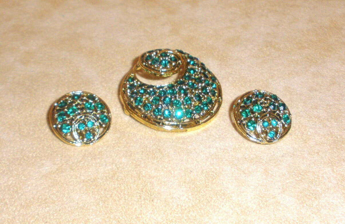 1960's Emerald Green Rhinestone Swirl Design Pin & Ea… - Gem