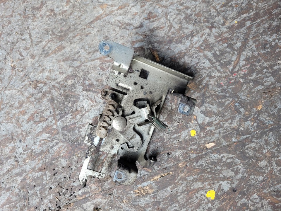 597209 OEM Briggs And Stratton Bracket, Control #110 | eBay