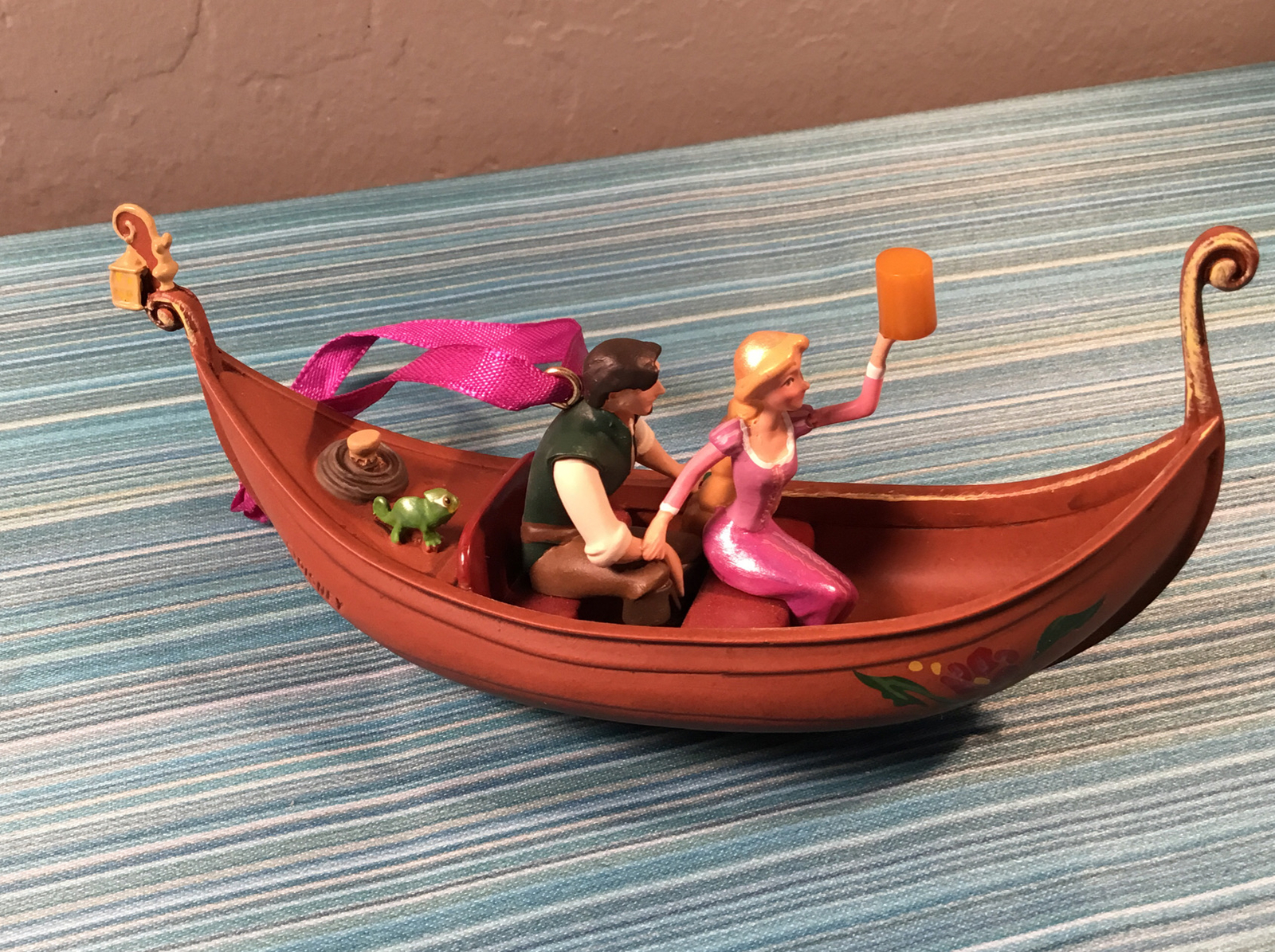 Tangled Rapunzel And Flynn In The Boat