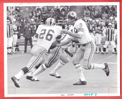 1972 REDSKINS 8 X 10 GLOSSY SAM WYCHE HANDS TO BOB BRUNET VS EAGLES | eBay