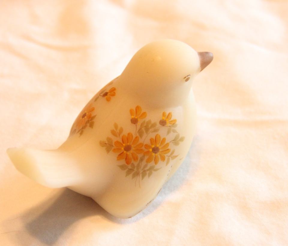 Fenton Handpainted Daisies Satin Custard Small Bird Short Tail Art ...