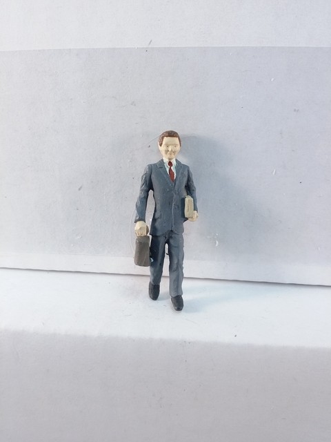 Arttista Accessories 1498 Man in Suit Walking O Scale Railroad Pewter ...