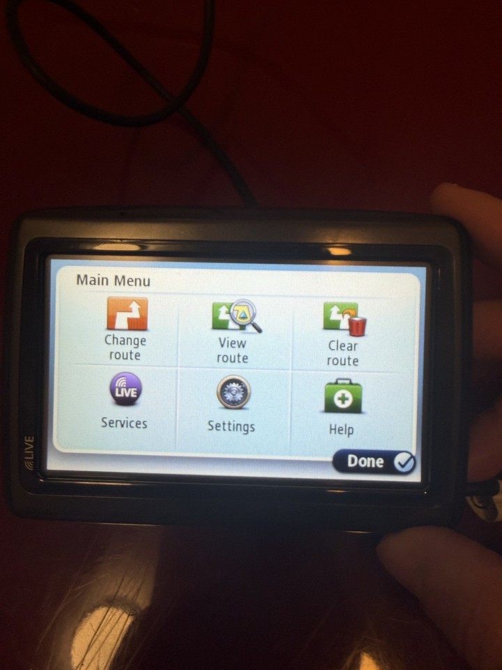 TomTom LIVE Sat Nav GPS – With Windscreen Mount & USB Charger – Working ...
