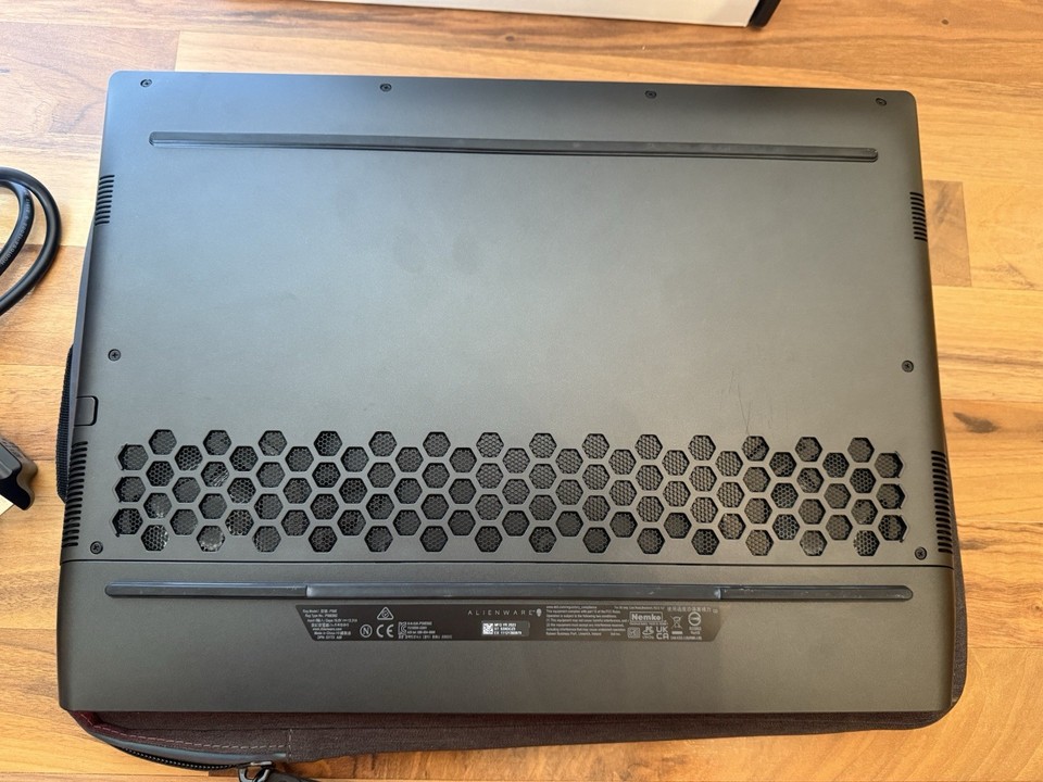 Alienware M17 R5 Gaming Laptop | RTX 3070 ti | Ryzen 7 6800H + carrying ...