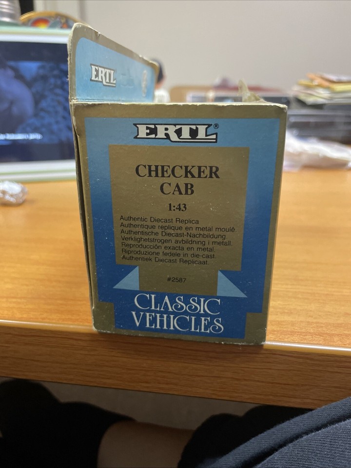 ERTL Checker Cab. Yellow Taxi Cab. classic vehicles scale 1/43, N°2587 ...