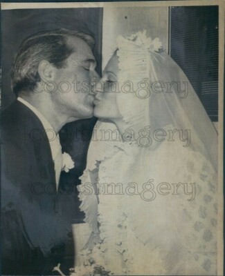 1968 Press Photo Singer Perry Como Kisses Daughter Therese at Her ...