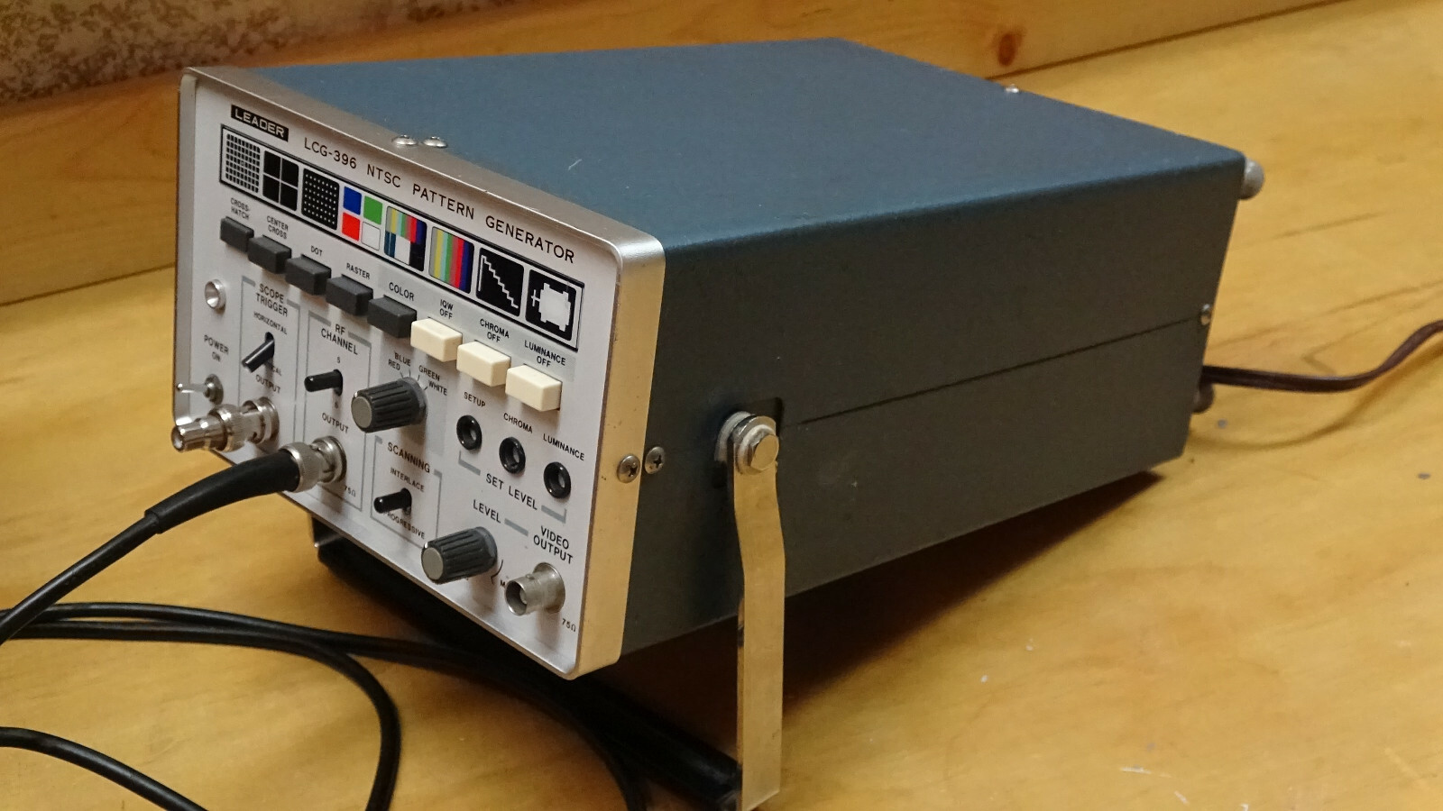 LEADER Electronics LCG-396 NTSC Pattern Generator Digital TV compatible ...