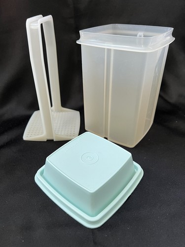 Tupperware Pick-A-Deli Pickle Keeper 1560 Large Periwinkle Country Blue ...