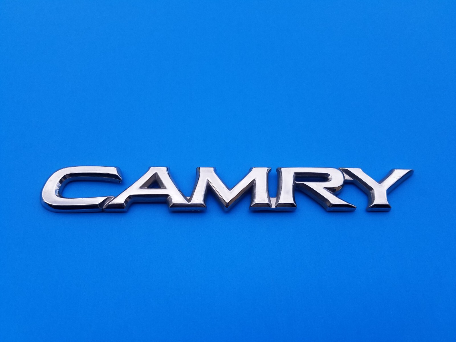 97 98 99 00 01 TOYOTA CAMRY REAR LID CENTER EMBLEM LOGO BADGE SYMBOL ...