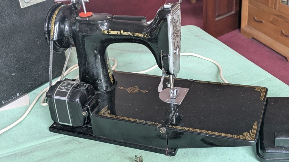 Singer 221K Featherlight Sewing Machine + Case, Key, Accessories ...