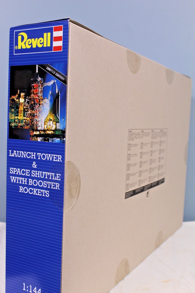 Revell 04911 - Launch Tower and Space Shuttle with Booster Rockets ...