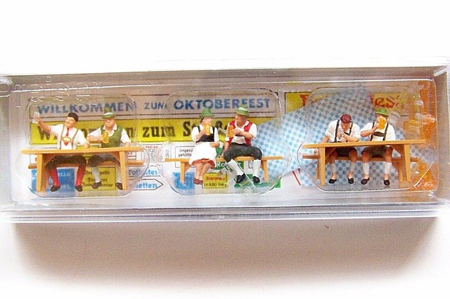 HO Preiser 10447 Seated Oktoberfest Beer Drinkers # 1 at Tables Six ...