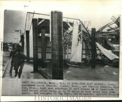 1968 Press Photo Coastguardsmen run while storm hits Squalicum boat ...