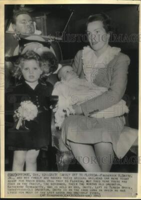 1943 Press Photo Man in Iron Lung Frederick Snite & Family Board Train ...