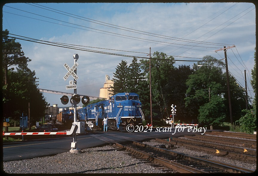 CR Conrail Getting Orders Handed Up at Hershey C40-8 Nice Paint Orig ...