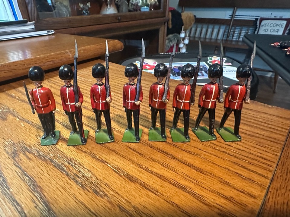BRITAINS TOY SOLDIERS SET #1515 ** COLDSTREAM GUARDS AT SLOPE w ...