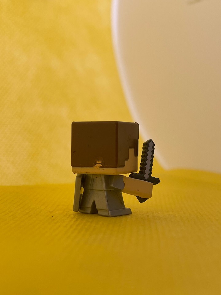New Minecraft MINI-FIGURES Series 6 END STONE - STEVE ( WITH SHIELD ...