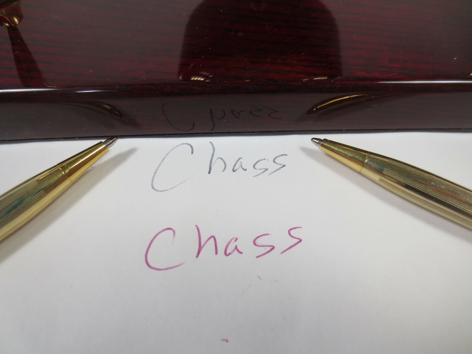 Unused swivel Quartz Chass Clock on Mahogany Wood w Gold-tone 2 Pen Set ...