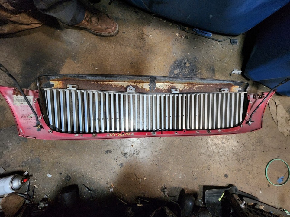 2000 2001 2002 2003 2004 2005 CADILLAC DEVILLE METAL GRILLE MAROON TRIM ...